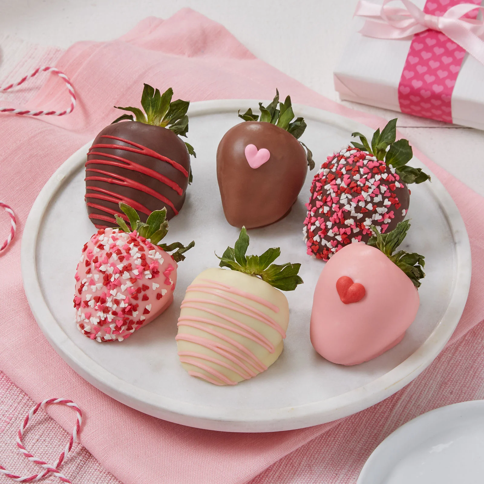 Valentine’s Chocolate-Covered Strawberries - Easy Romantic Dessert ...